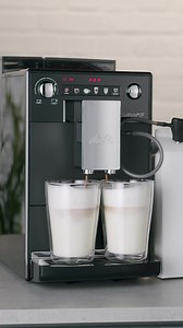 Milk at its best! Fijnporig schuim met één druk op de knop met het melksysteem LATTEperfection. Het het beste is: de reiniging is supereenvoudig! Het reinigingssysteem ""Quick & Clean"" zorgt voor een perfecte hygiëne in twee eenvoudige stappen. Dompel de melkslang gewoon in een reservoir met schoon kraanwater onder en start het reinigingsprogramma. Bovendien kan de melkunit zonder problemen worden gedemonteerd en schoongemaakt.​ ☕️👌​​ #melkschuim #cappuccino #coffeedreams #melitta #latticiaOT 