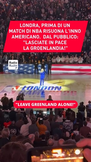 Radio Radio | 🎤🇺🇸 “Lasciate in pace la #Groenlandia!” L’inno Usa risuona alla O2 Arena di #Londra, ma un urlo dal pubblico interrompe l’esibizione di... | Instagram