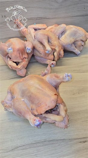 🐔 Vidage du poulet – méthode complète pour les débutants 1️⃣ Préparation Retirer les restes de plumes à la main Couper le cou et le mettre de côté Enlever la pointe d'aile de poulet des deux côtés 2️⃣ Ouverture du poulet Poser le poulet sur le dos Écarter légèrement les cuisses Faire une petite incision au niveau du cloaque (derrière) ⚠️ Ne pas ouvrir trop large afin d’éviter de salir la viande 3️⃣ Retirer les viscères Passer la main délicatement à l’intérieur Retirer tout le paquet d’un seul c