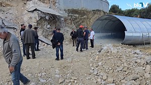 106K views · 1.2K reactions | "Bypass-i i Vlorës, premtim që kthehet në problem!" Banorët e Kaninës përballen me vonesa dhe rrëshqitje të rrezikshme. | BLU TV | Facebook