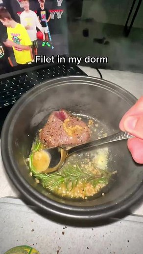 Filet in my dorm 🥩 łink in bió! #collegedorm #dormhacks #tiktokmademebuyit #foodtok #college #foodtiktok #steak
