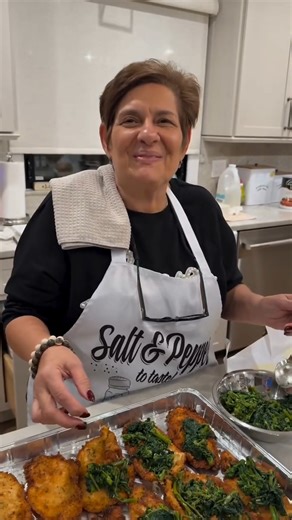 Chicken Cutlets w/ Broccoli Rabe & Provolone ❤️ YOU COULD PUT SOME ROASTED RED PEPPERS ON THAT CHICKEN CUTLET “SAM-MICH” if you want to be different🎄MERRY CHRISTMAS everyone🎄⛄️ #famiglia #holidaydrinks | Sir. Markis The Hair God