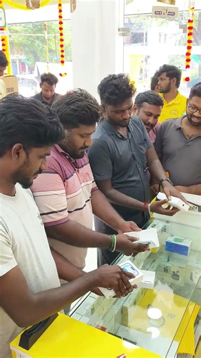 Buying iPhones with friends at Hello Mobiles Pondicherry |Real Store Experience.
