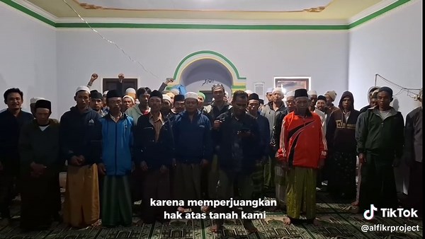 PETANI LAGI-LAGI DIKRIMINALISASI! Setelah tiga petani Pakel, Banyuwangi, kali ini kriminalisasi terjadi lagi dan menyasar tiga petani Kaligedang, Ijen, Bondowoso yang telah menanam lintas generasi. Kriminalisasi dilakukan oleh PT. Perkebunan Nusantara (PTPN) dengan tuduhan penghasutan padahal ketiga petani tersebut hanya menjalankan haknya, memperjuangkan tanahnya dengan berdemonstrasi melawan ketidakadilan dan penindasan oleh PTPN. Kriminalisasi ini merupakan preseden buruk bagi demokrasi dan v