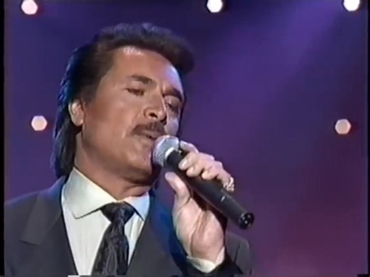 Engelbert Humperdinck – Wrap Your Arms Around Me...🎺 Listen to this superb song: https://bestretro.oldiesclassic.org/engelbert-humperdinck-wrap-your-arms-around-me/?utm_source=facebook&utm_medium=dreel&utm_campaign=bestretromelodies | Best Retro Melodies