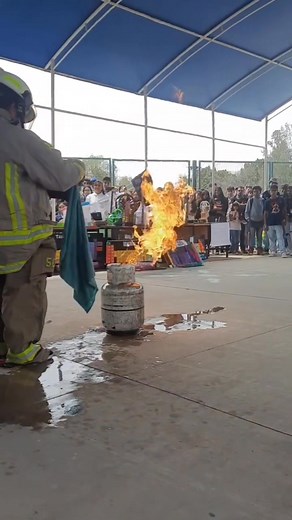 10M views · 124K reactions | Los bomberos ‍: -rápido llamen a los bomberos  #viralreelsシ #videoviralシ #humor #tiktok #funny | Random VIds | Facebook