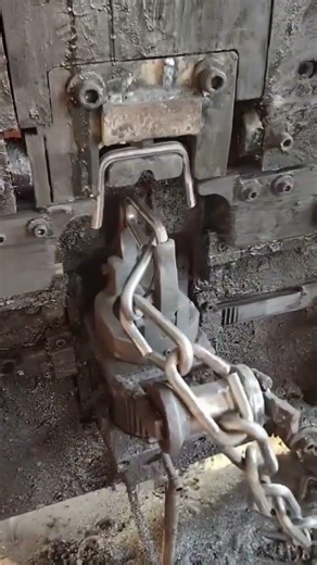 Heavy duty industrial machine automatically forging strong metal chain links