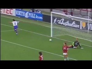 Supercoppa Italiana 1996. Doppio Batigol. Prima tra Baresi e Maldini. Poi direttamente su calcio di punizione. «Irina Te Amo!» Tanto spettacolo, forse troppo. No, non è mai troppo per chi ha amato Batistuta. #SparagliBati #SparagliAncora #Batigol | La leva calcistica della classe '68