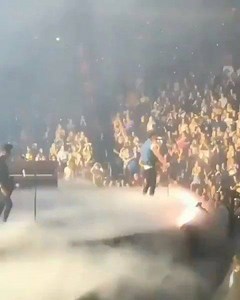 📽️ Shawn cantando ‘Bad Reputation’ en el concierto de esta noche en Des Moines.. #ShawnMendesTheTourDesMoines #ShawnMendesTheTour | Shawn Mendes Colombia FanClub