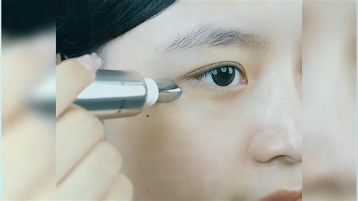 雅萌ACM3眼部精华乳，质地清爽易吸收，长期使用眼部细纹改善明显，早晚洁面后涂抹按摩，通勤路上也能轻松护肤，真实反馈显年轻！