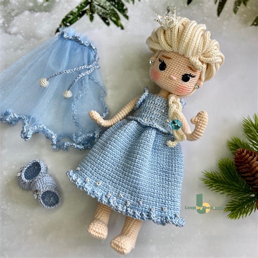 Kezban Eren on Instagram: "Herkese merhaba❄️ Karlar ülkesinin tatlı kraliçesi Elsa detay fotoğrafları ile tekrar karşınızda 🩵 Elsa’yı @fairytalemarathon ‘da 12Aralıkta öreceğiz. Maratonda örmek istemeyenler için desen satışta❄️ profilimdeki linkten desene ulaşabilirsiniz ❄️ Keyifli örmeler🩵 Herkese merhaba❄️ Karlar ülkesinin tatlı kraliçesi Elsa detay fotoğrafları ile tekrar karşınızda 🩵 Elsa’yı @fairytalemarathon ‘da 12Aralıkta öreceğiz. Maratonda örmek istemeyenler için