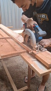 It is very easy to split wood using a circular saw. #poakreaction #reaction #tips #tricks #tutorial #kocak #edukasi #hiburan #fyp #viral #dongcheng | Adipo Mstnr