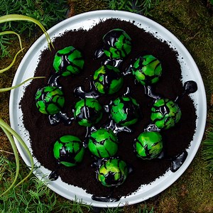 Show our extraterrestrial friends that earthlings have class with these gooey oozy alien cake balls. They’re easy to make and the perfect treat to get you beamed up! | Tasty