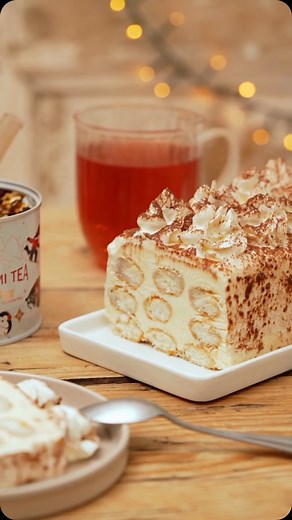 🌟 Le Menu de Noel by Kusmi 🌟 La bûche de Noël façon tiramisu à l’infusion Glogg Ingrédients (pour 5-6 personnes) : Pour la bûche - 1 boîte d’infusion Glogg Kusmi Tea - 500g de Mascarpone - 6 oeufs - 100g de sucre - 1 paquet de biscuits boudoirs - 2 cc vanille liquide - cacao en poudre Pour la chantilly - crème liquide entière - sucre glace - vanille liquide Instructions : 1 - Séparer le blanc des jaunes d’œufs et les verser dans deux saladiers différents. 2 - Dans le saladier avec les jaunes, 