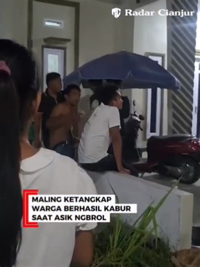 Seorang terduga pencuri yang sempat diamankan warga kembali melarikan diri—untuk kedua kalinya. Pengawasan yang longgar, warga yang lengah dan asyik mengobrol, memberi celah bagi pelaku untuk kabur begitu saja. Peristiwa di salah satu wilayah Sumatera ini jadi alarm keras: main hakim sendiri tanpa prosedur hanya membuka risiko baru. Jika pelaku sudah diamankan, segera serahkan ke aparat penegak hukum. Di sisi lain, APH dituntut respons cepat dan hadir di TKP, bukan datang setelah kejadian beruba