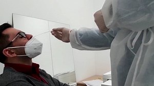 Negativo! Daje! Si gira! #Fake #FakeLaFabbricaDelleNotizie Il test: Il tampone rapido viene somministrato con la stessa modalità del tampone nasofaringeo classico. Il test tuttavia, a differenza di quest’ultimo, non ricerca il genoma virale ma la presenza di proteine di superficie del virus, chiamate anche antigeni. Ecco perché il tampone rapido rientra nella classe dei “test antigenici”. Se il tampone classico necessita in media di 24-48 ore per la sua elaborazione, i risultati del tampone rapi