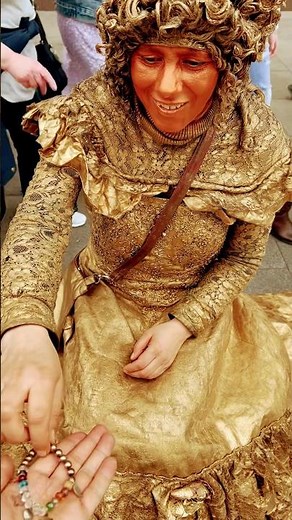 Zilver bracelet for golden woman statue #busker #disney #goldlady #statue
