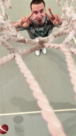 Téléphone cassé et basketball : un moment épique !