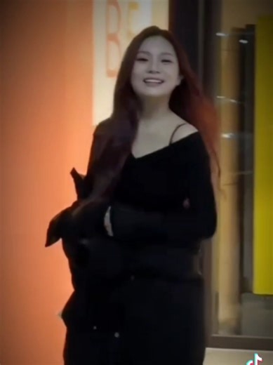 Tekaaaa Miss Umjji-shii, may comeback album ba ulit ang Viviz kylan?🍵🤭😊🥰 Sa sobrang ganda mo nakikita ko sa iyo si Miss Moon Chae Won bigla🥰. Pwede kayo maging sisters sa isang kdrama series 🥰❣️🤗 #gfriend #viviz #buddynav🦋 #bi😽bi🐰ji🐹 #fyp