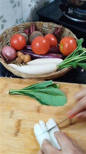 Viral मूली और पत्ता की चटनी । mooli ke patta ki chatni #food #recipe #viralchatni #mooli #shorts