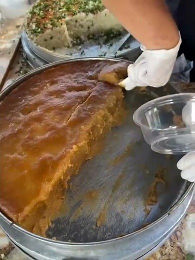 the process of cutting pancakes in a round pan or steamer to be sold using flexible iron scrap.