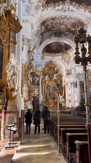🌟🏛 Baroque masterpiece: the Marienmünster in Dießen • 🎨🌌 A blaze of color overhead: 👟Enter the Marienmünster in Dießen and look up to discover a world full of colors and stories. The ceiling frescoes by Johann Georg Bergmüller will enchant you with their attention to detail and colorful brilliance, transporting you to another time. • 🕊️✨ A masterpiece of devotion: No less impressive is the magnificent high altar, a prime example of Baroque craftsmanship. This work of art combines sacred sy