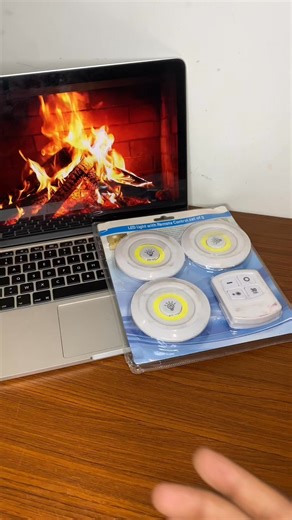 Pack de 3 lampes LED sans fil Pratiques et faciles à installer, ces lampes LED offrent un éclairage puissant et économique. Livrées avec une télécommande, elles permettent un allumage à distance, un réglage de la luminosité et une minuterie. Idéales pour placards, escaliers, cuisines ou chambres. | LED LIGHT .SN