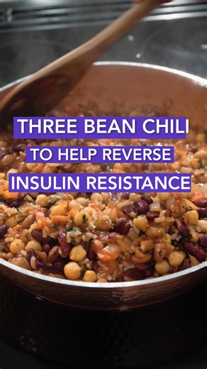 This High-Fiber Three-Bean Chili Rice Bowl is a comforting, satisfying meal designed to support insulin sensitivity — without oil, added sugar, or excess fat. Ingredients: • 1 cup white onion, chopped • 1 garlic clove, minced • 1 cup tomatoes, chopped • 1 cup cooked pinto beans • 1 cup cooked red beans • 1 cup cooked garbanzo beans • 1 cup vegetable broth • 1 tablespoon no-salt-added tomato paste • Chili powder, cumin, garlic powder, to taste • 1 cup cooked brown rice • Juice of 1 lemon • ½ cup 