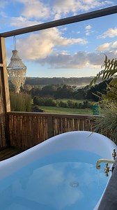 Who loves an outdoor bath? Everyone..? Thought so! 🛁 The question is, would you rather bathe at golden hour with a good book, or at night when the stars are shining? 🍷🌌⁠ Introducing Green Hills Chalets in Mangawhai, Northland. This retreat comfortably accommodates up to six guests, making it an ideal choice for families and groups seeking a rural getaway. If you're not bathing, indulge in culinary delights using the outdoor BBQ or pizza oven, or opt for relaxation with a cosy blanket and a gl