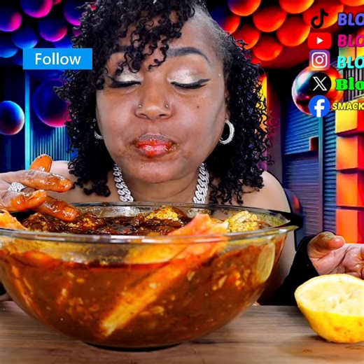 Get a peek behind the scenes! This vlog documents the chaos of cooking a huge meal, followed by a stylish outfit reveal. See the kitchen disaster transform into a glamorous look—that's my life! 👇 #outfitreveal #cookingvlog #mylife #transformation #vlog #cooking #foodie #viralvideo #viralreels #fyp | Maria Odemira Gois