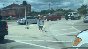 Florida mom makes daughter hold 'I lied' sign as punishment at busy intersection