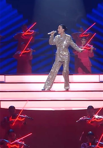 Roar with live instruments tho >>> 🎺🎻 #JoyAwards | Katy Perry