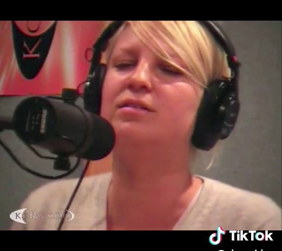 Sia's old music is too little on my account, let's enjoy some more - Sia sings 'Breathe Me' at KCRW 2006 ❤️‍🩹 @Sia #sia #breatheme #colourthesmallone #sixfeetunder #fyp #viral