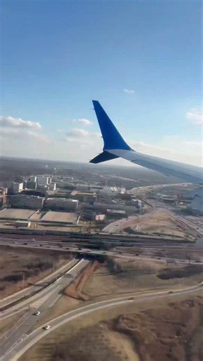 Left Side Window = BEST View of Chicago Skyline 😱✈️ #PlaneViews