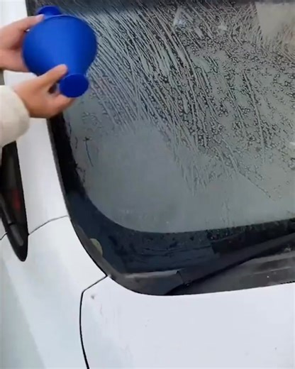 55 reactions · 31 comments | Magical Ice Scraper, the clever tool that remove ice and snow in just seconds without damaging your car's windshield and paint!❄✨ Get yours here https://t.site/48I4YLX | Inpoetryme | Facebook
