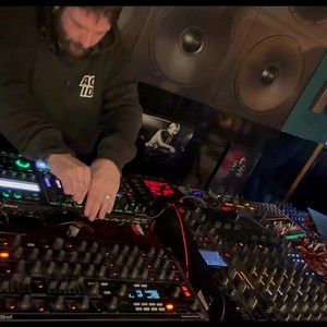 🎶 Live Deep Techno Track in the Works! 🚀 🔹 Drums, bass, & chords: Roland MC707 🔹 Pads: Novation Peak 🔹 Additional elements (vox, drums, etc.): Ableton 🔹 Synth FX: Korg Kaoss pad Stay tuned for more info & the release date! 🎧 #Techno #MusicProduction | Saytek Live