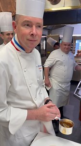 Un « joli tour de main » comme on dit.😉👏🏻 - - - #restaurantpaulbocuse #gillesreinhardt #bocuse #paulbocuse #maisondefamille #guidemichelin #michelinstar #gaultmillau #lesgrandestablesdumonde #maitrescuisiniersdefrance | Paul Bocuse - Le Restaurant Gastronomique