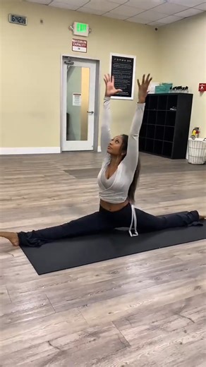 #yogateacher #yogaflow #yogapractice #yoga #vinyasaflow