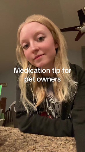 For pet parents - easy how to split a capsule. #medicationtrick #pillpockets #howto #howtosplitacapsule #howtohalfmedication #howtohalfacapsule #easywaytogivemeds #easywaytogivecatmeds #howtoforpetparents #petparents #petparentsoftiktok #givingcatsmeds #givingdogsmeds #givingyourcatmeds #dogpilltricks #catpilltricks