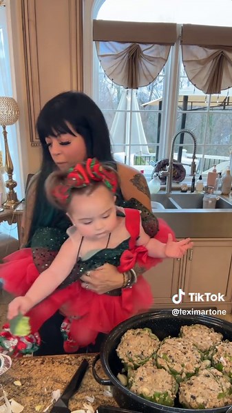 training my sous chef young.👩🏻‍🍳🎄 @Briathediva27 #cooking #kidscooking #masterchefjunior #cookingkids #christmas #christmascooking