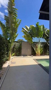 Casa à venda R$600.000 (ágio ) Condomínio Terras Alpha 2 Senador Canedo GO -17 minutos do shopping Flamboyant Área do terreno 305 m2 Área construída 221 m2 3 suítes plenas no pavimento superior Todas janelas com insufilm premium na cor verde espelhado Esquadria de alumínio na área gourmet com película Window blue premium Toldo automático com média de 4 metros de cumprimentos por 8metros de comprimento Iluminação completa na área externa Paisagismo completo (adulto ) Piscina na pastilha com aquec