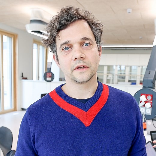 Heute zeigt der Rundgang durch das neue Lern- und Forschungszentrum unsere neuen Labore. Wie sie aufgebaut und ausgestattet sind und wie darin gelernt und geforscht wird, zeigt uns Lehrer Dr. Christian Timm. #lundlife💙❤️ #einmallunderimmerlunder #louisenlund_universumanmöglichkeiten #SchulederZukunft #lundundlee | Stiftung Louisenlund