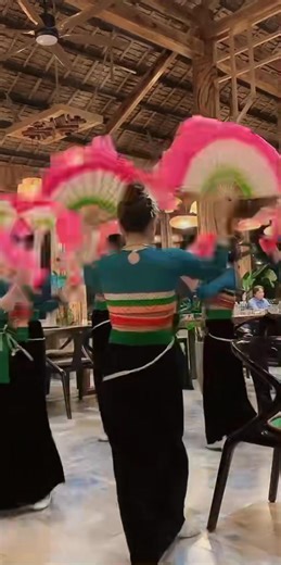 Do khách hủy lịch đột xuất nên tối nay Văn Nghệ Hương Rừng vẫn trống lịch ạ. Mời cả nhà book show ạ😘😘😘😘 | Lò Thị Phong