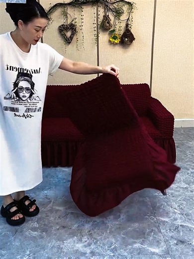 These covers are really pretty and give your dining room a whole new look, plus they're spill-proof. There are various colors and packages to choose from depending on how many chairs your dining room has #sillas #fundas #comedor #renovacion #comedores