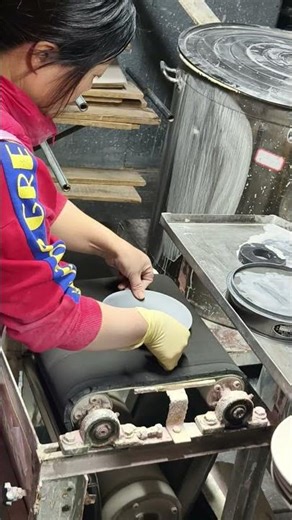 The process of making a ceramic plate. Kunyang is a professional ceramic manufacture.