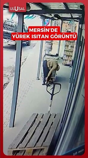 Mersin’de bir kişi, çamurlu ayakkabılarını çıkarıp çorapla alışveriş yaptı #shorts #keşfet #gündem