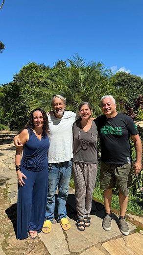 Em um hostel aninhado entre exuberantes bosques e montanhas majestosas, fomos acolhidos pelo sereno murmúrio de riachos e o canto suave dos pássaros. No quarto, a vista panorâmica do Céu do Gamarra, enquanto trilhas sinuosas convidam a explorar a natureza. A atmosfera tranquila proporciona uma escapada perfeita, para as cachoeiras. Os olivais com suas azeitonas, que nos convidam para degustar a vida, com o sabor que ela é. O abraço e aconchego de amigos e amigas da ecovila, se entrelaçam harmoni