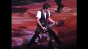 "Local Hero" canción escrita por Springsteen y lanzada en su álbum Lucky Town de 1992 .Interpretada en esta ocasión en el concierto del 15 de Noviembre de 1992 en el Hartford Civic Center de Hartford en Connecticut | Springsteen & Rock Music