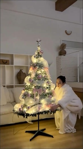 Kitch & Cozy on Instagram: "Christmas magic at your fingertips! ✨ No-assembly folding tree expands instantly with a gentle pull. Twinkling lights create dreamy ambiance #FoldableTree #InstantChristmas #HassleFreeDecor #FestiveVibes"