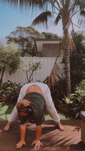 ◬ The Body Whisperer ◬ on Instagram: "Did you know that within your Luteal phase, there are actually 2 stages? The luteal phase is the period between ovulation and your period. This is the phase of the cycle that often gets a really bad wrap. But that’s largely due to how widely misunderstood it is. And because for the longest time we’ve been trying to squeeze this cyclical, ever changing body into a male centred box that demands daily same-ness. We don’t live in a world that teaches us the magi